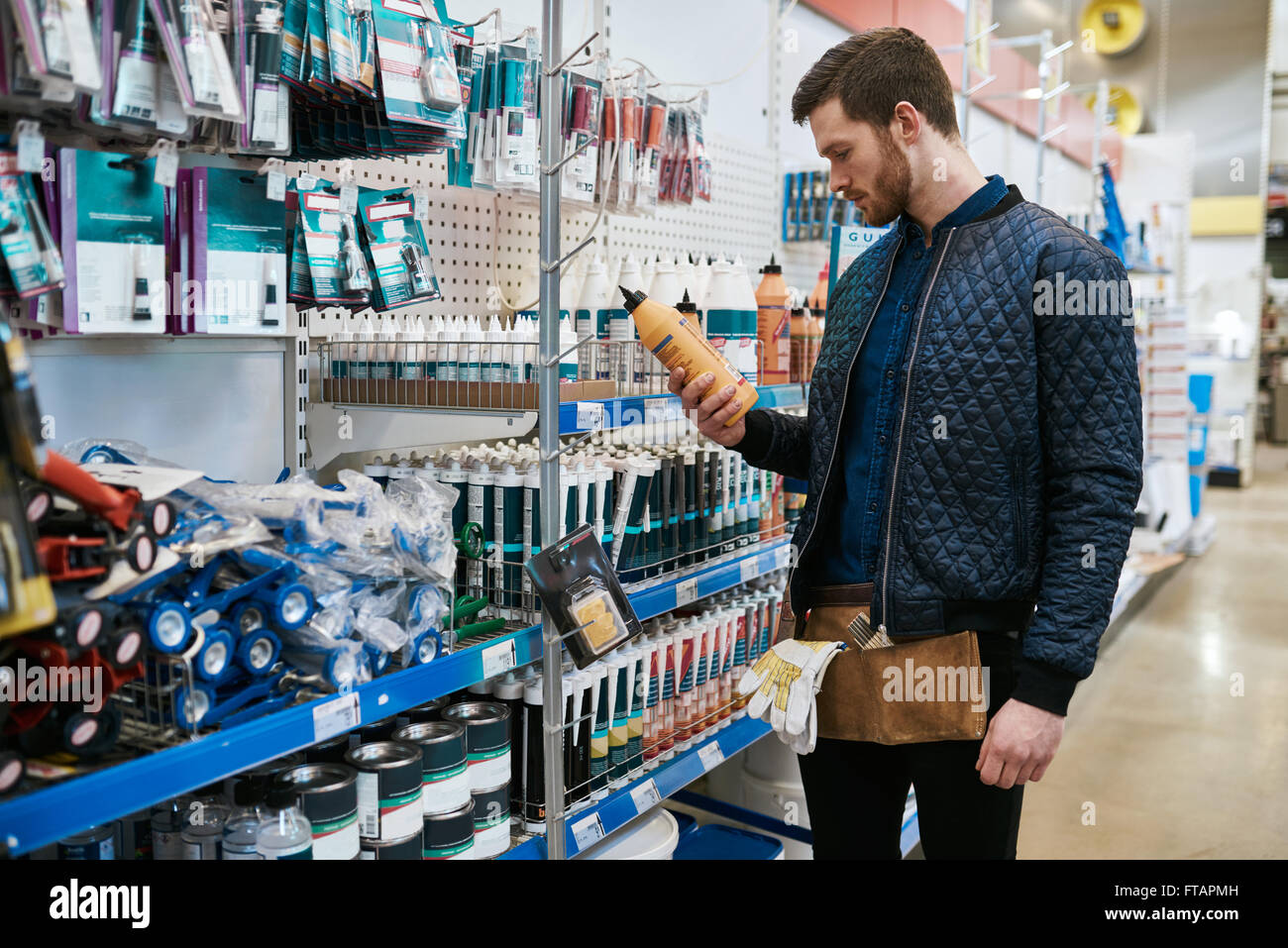 Handyman builder hi-res stock photography and images - Alamy