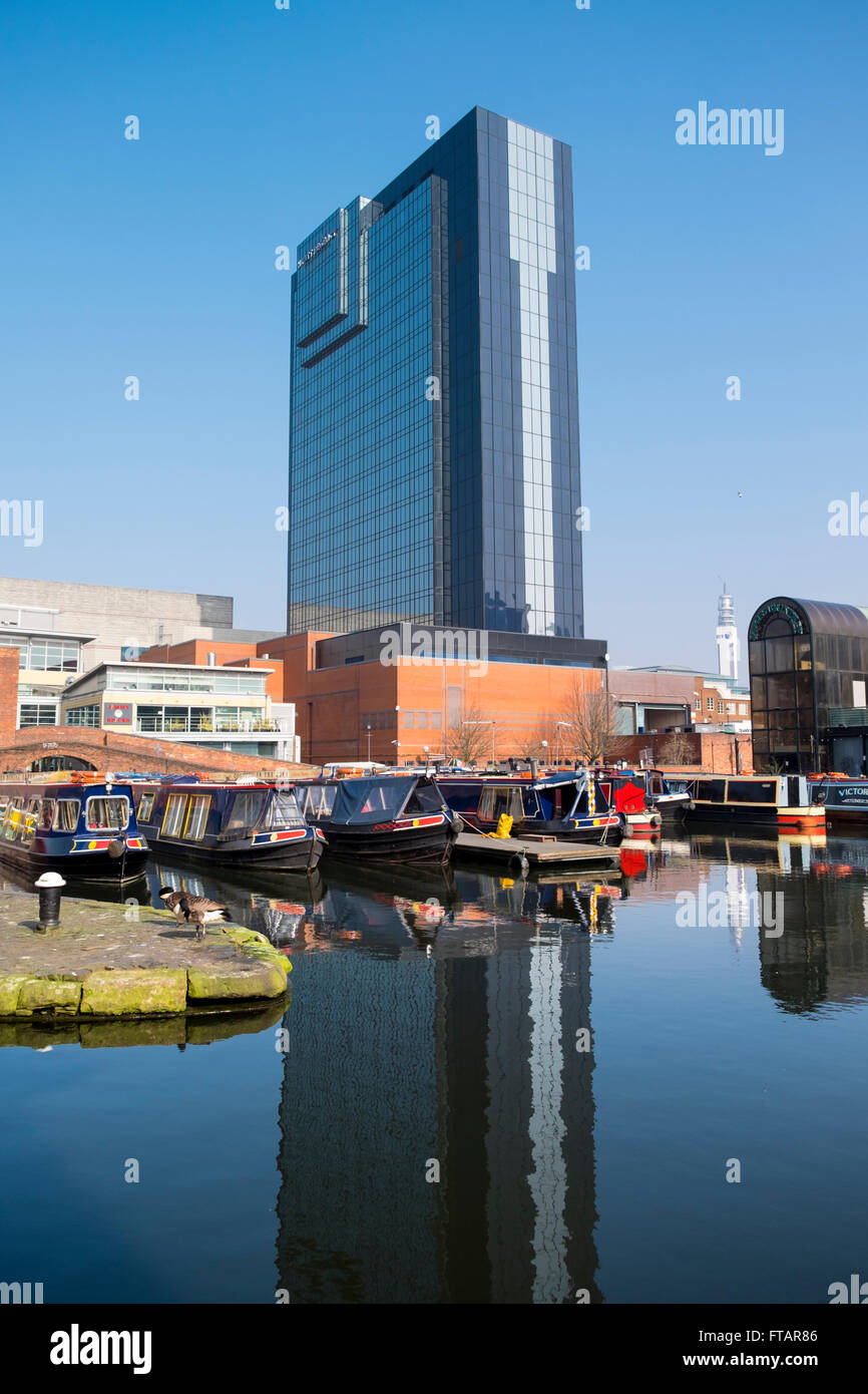 Boats canal basin hi-res stock photography and images - Alamy