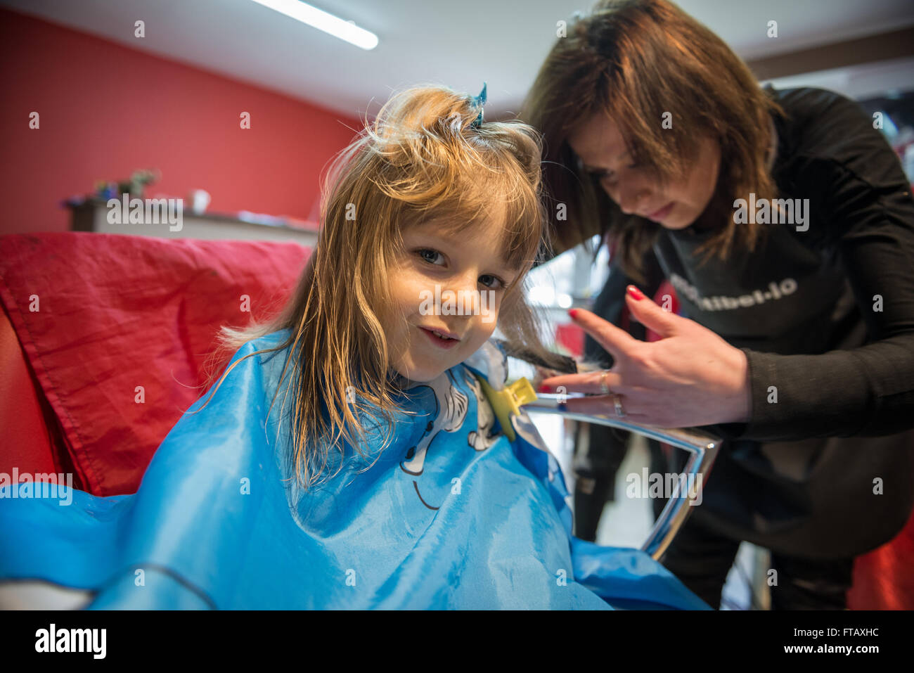 three years old girl during visit in hairdressing salon Stock Photo - Alamy