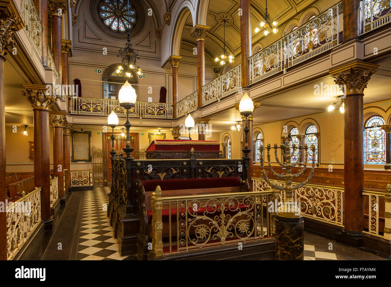 Synagogue uk interior hi-res stock photography and images - Alamy