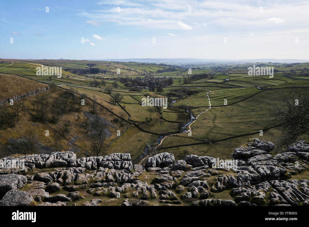 North and south craven fault hi-res stock photography and images - Alamy