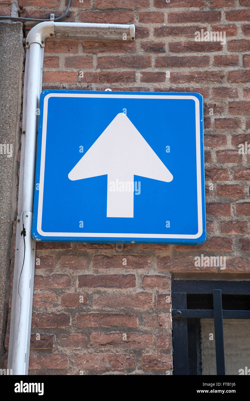 One Way Arrow Street Sign in Urban Setting Stock Photo - Alamy