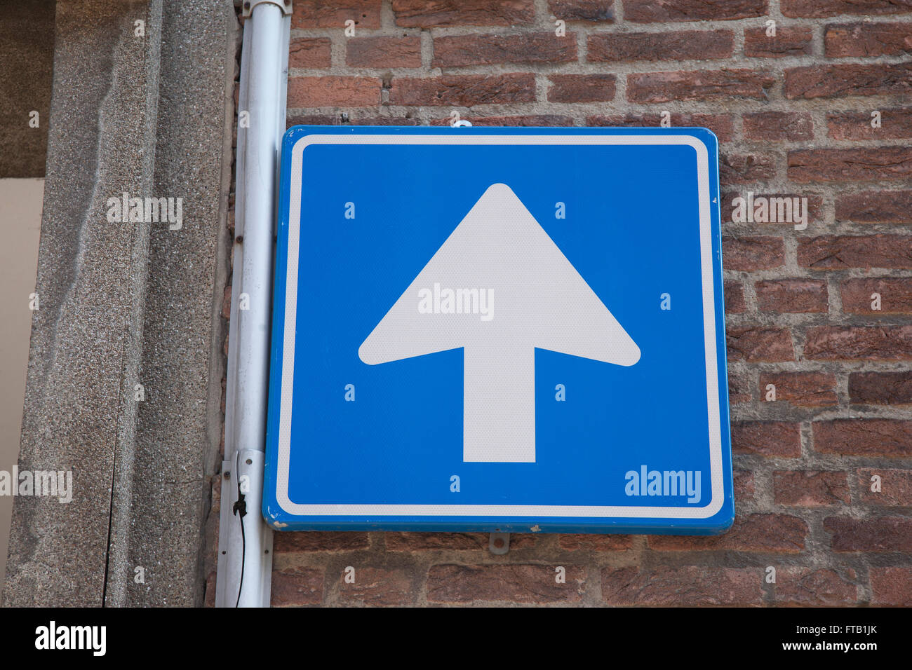 One Way Arrow Street Sign in Urban Setting Stock Photo - Alamy