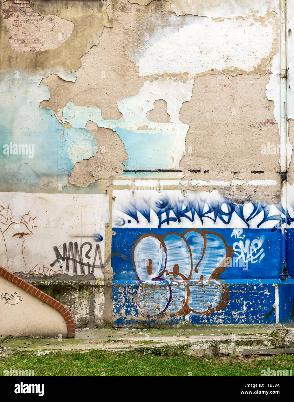 Graffiti old town house destroyed grass paint hi-res stock photography ...