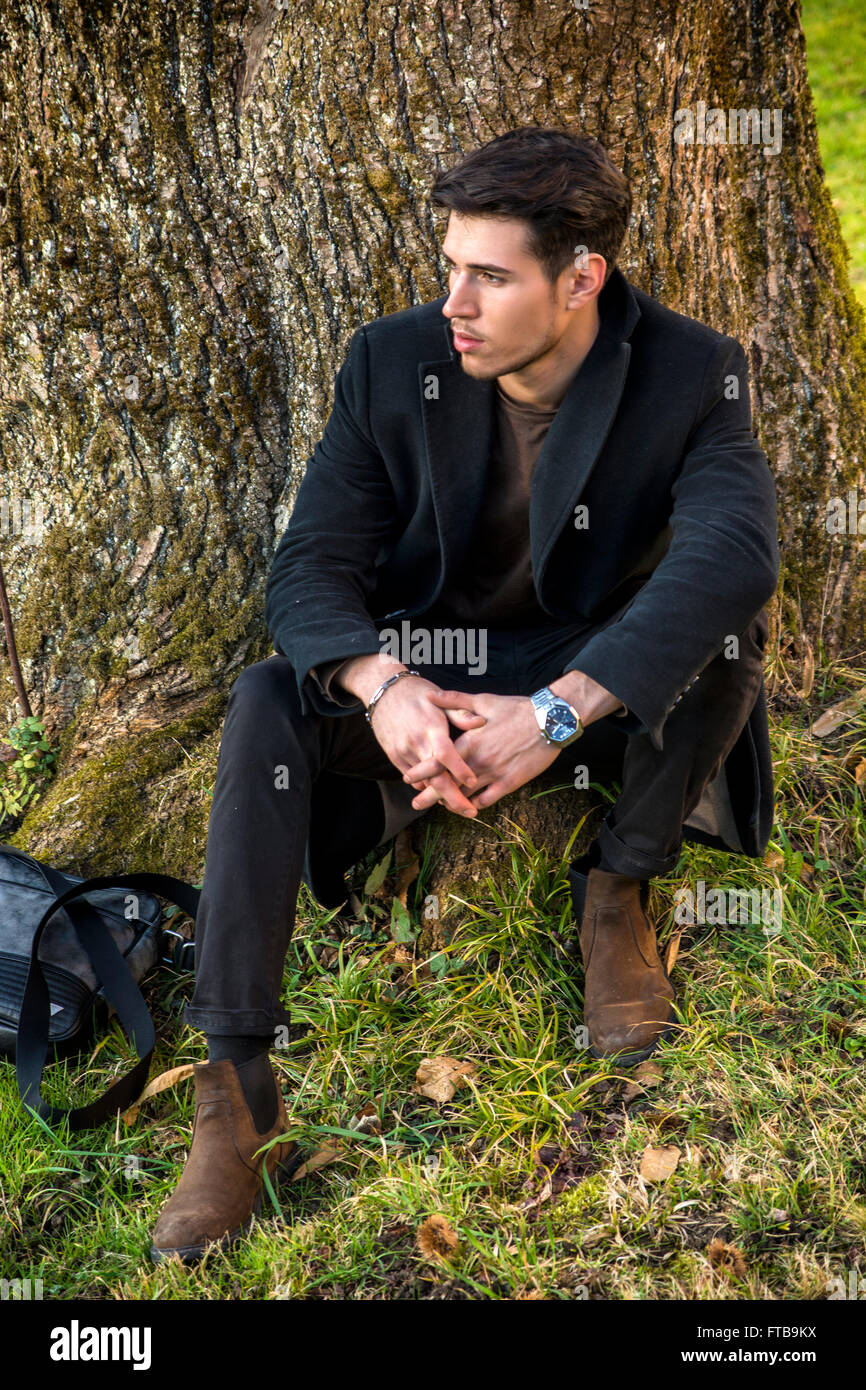 Man leaning against tree hi-res stock photography and images - Alamy
