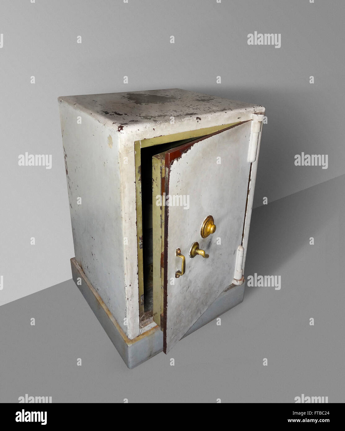 Empty safe robbery hi-res stock photography and images - Alamy