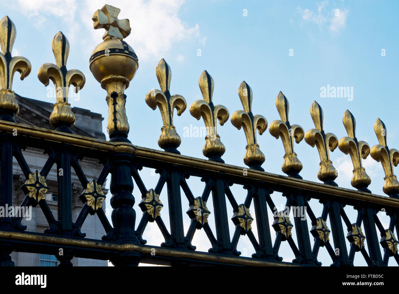 Decorative railings in front of Buckingham Palace, London, United ...