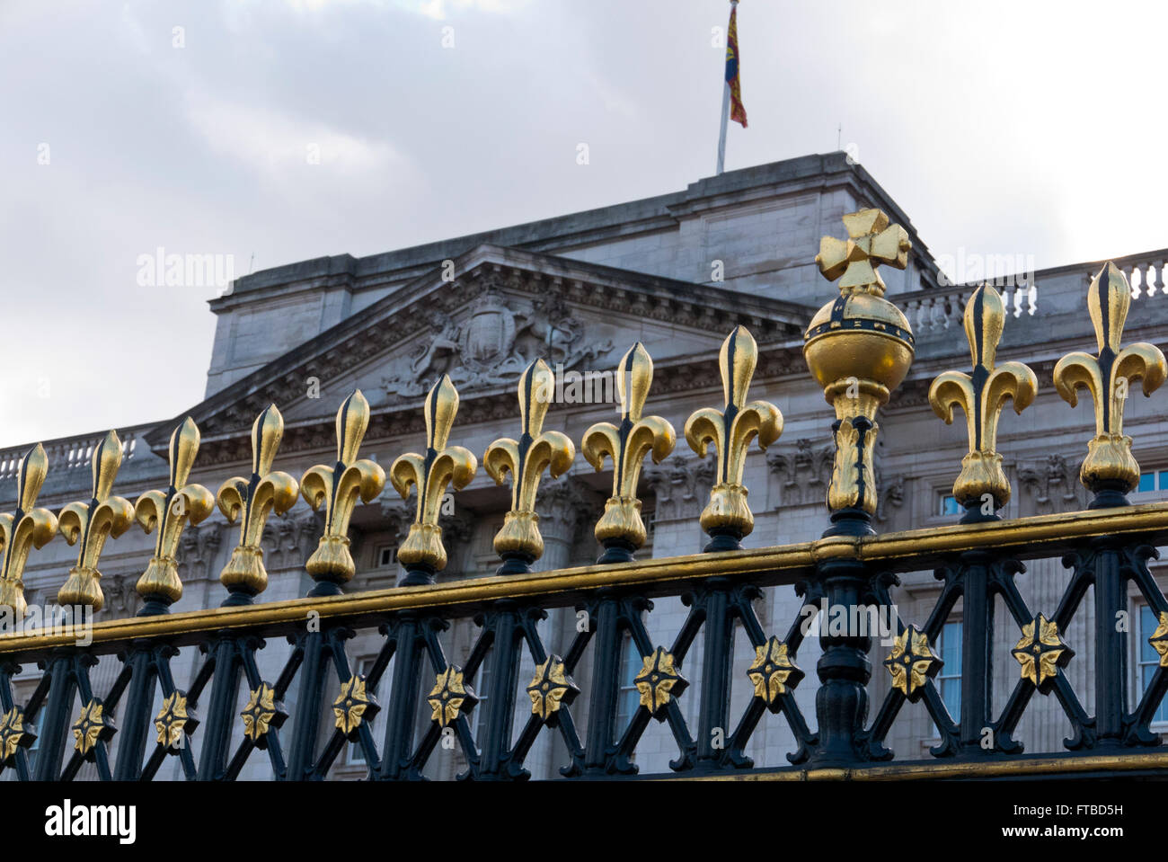 Buckingham palace railings hi-res stock photography and images - Alamy