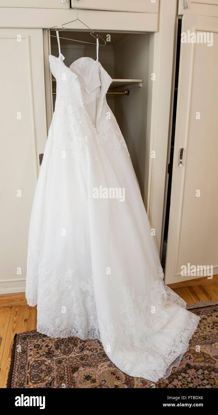 White lace wedding dress hi-res stock photography and images - Alamy