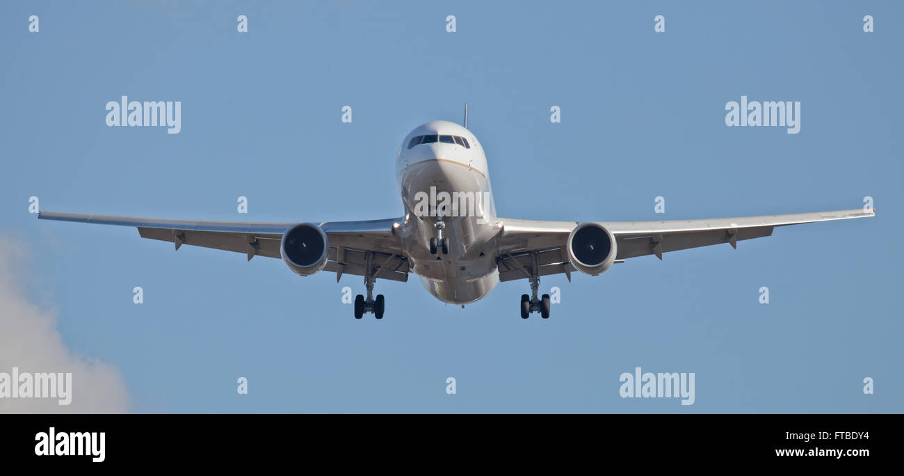 United Airlines Boeing 767 N644UA on final approach to London-Heathrow ...