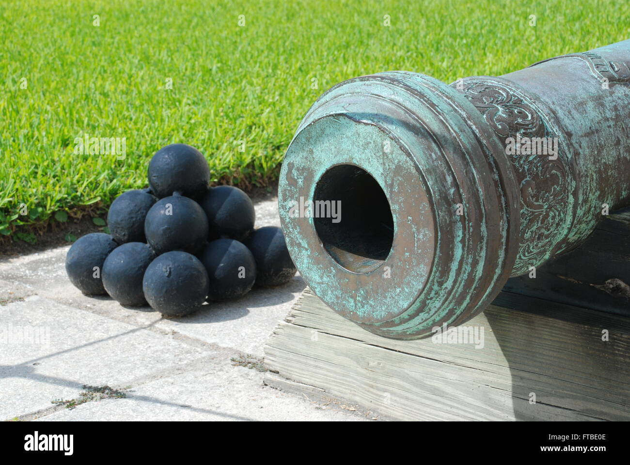 Old Cannon and balls Stock Photo - Alamy