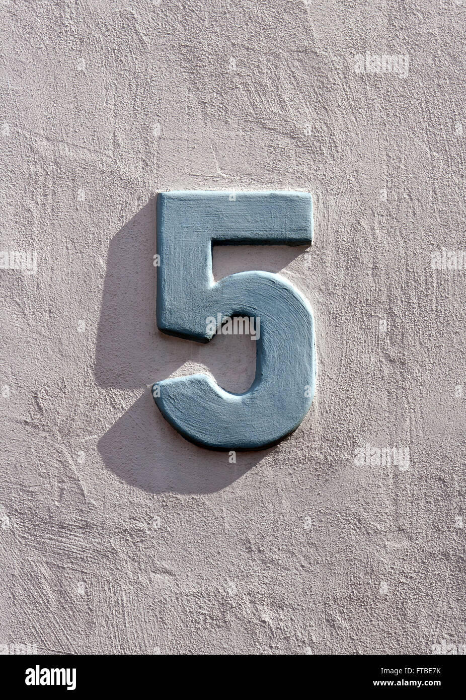 Number 5 on a wall Stock Photo - Alamy