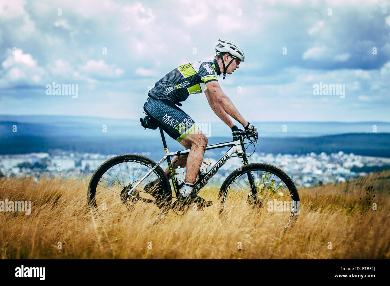 Cyclist mountain top hi-res stock photography and images - Alamy