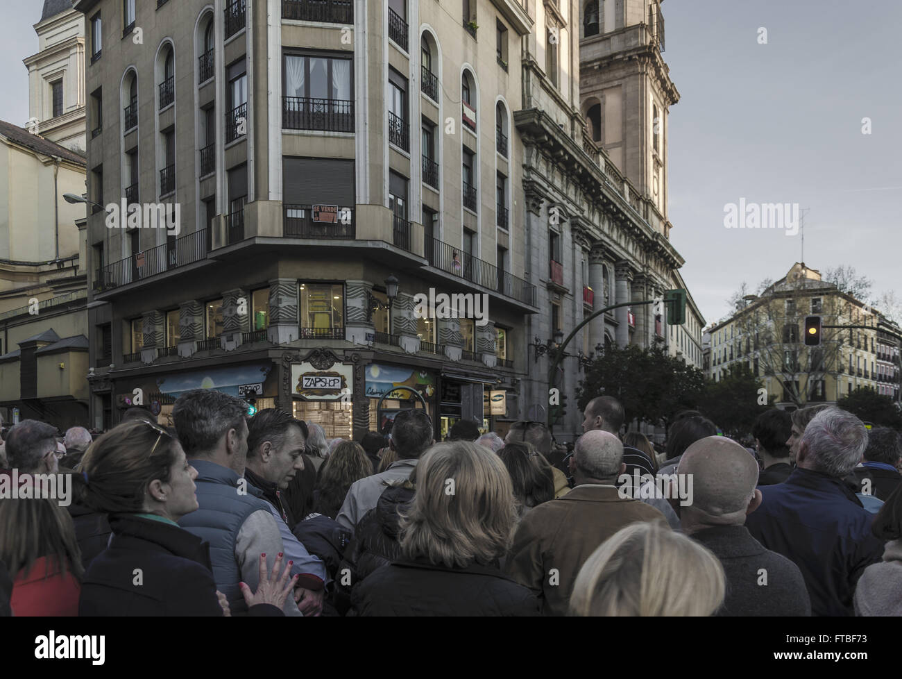 Rear crowd hi-res stock photography and images - Alamy