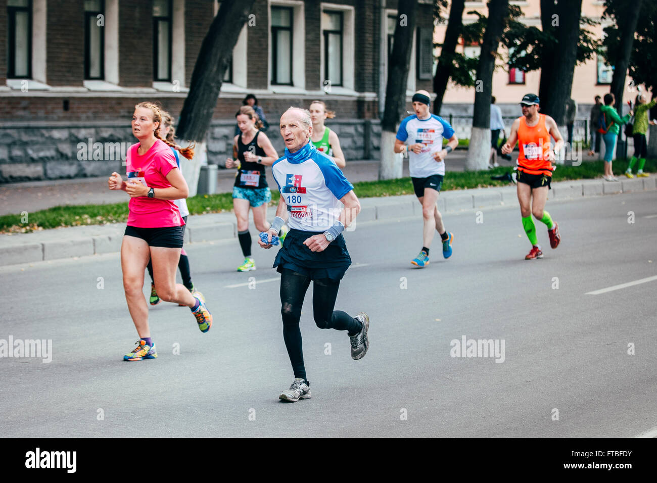 Old people running marathon hi-res stock photography and images - Alamy