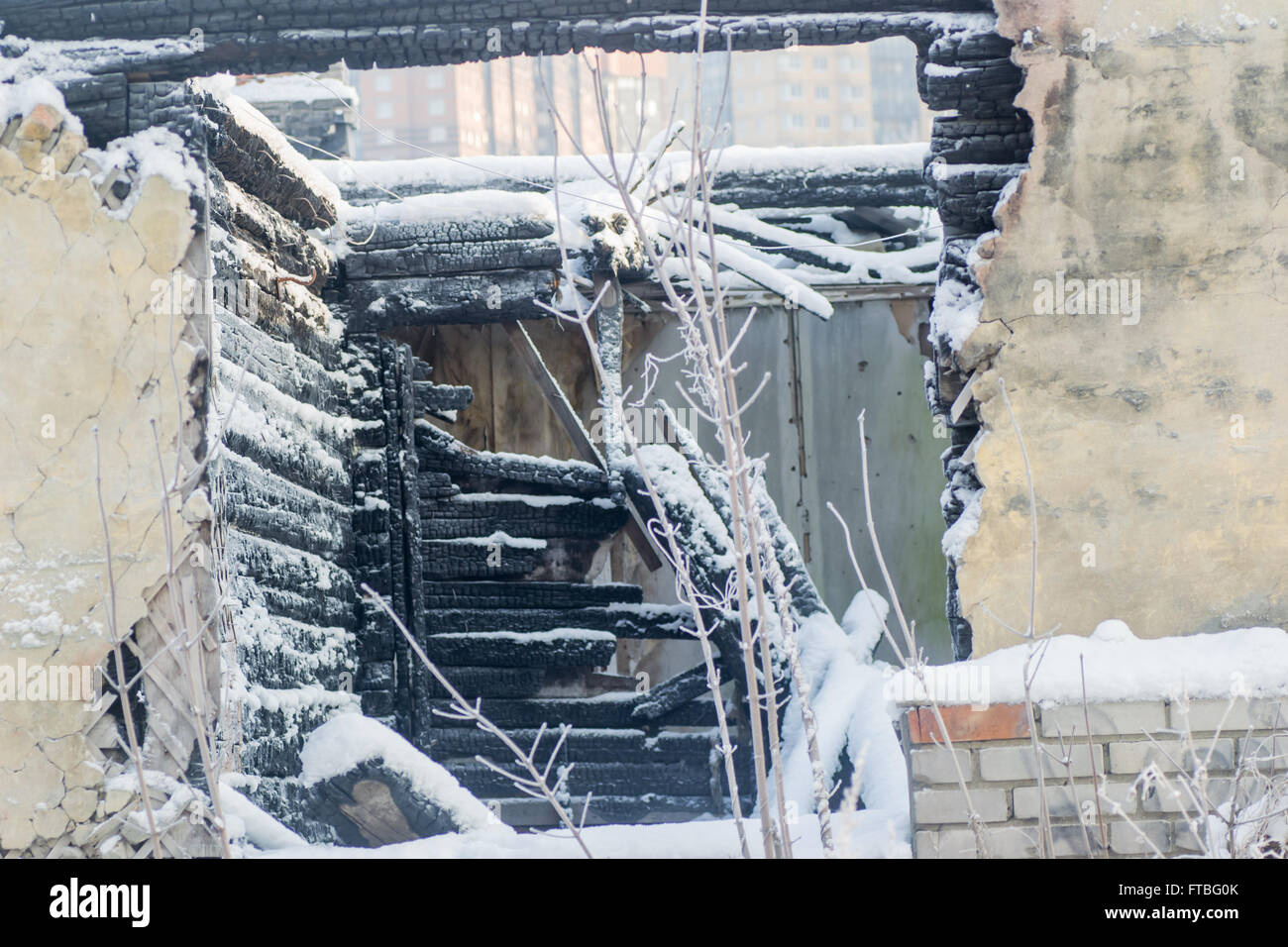 Burned house snow hi-res stock photography and images - Alamy