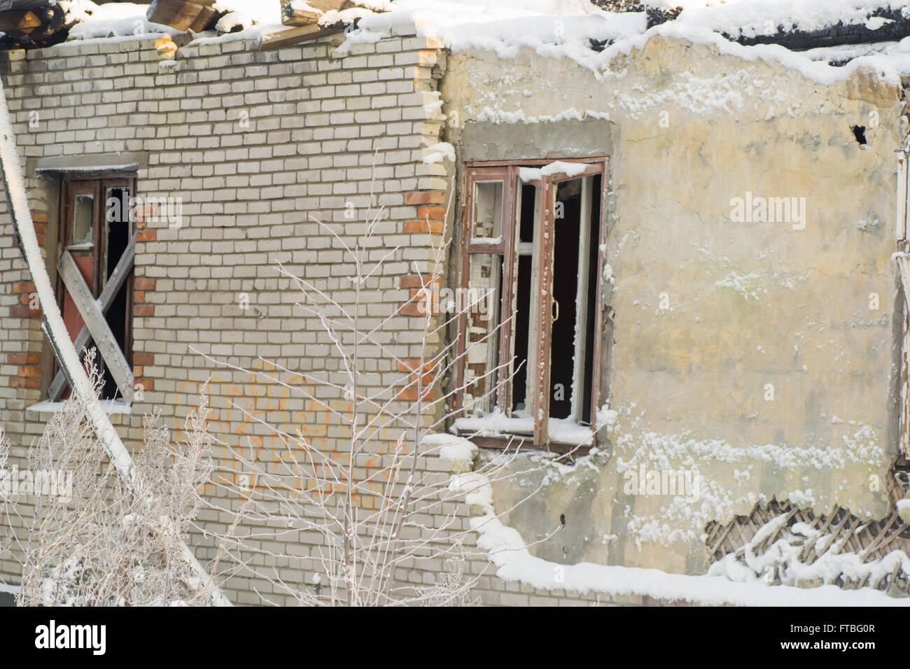 house snow building old winter destruction burned Stock Photo - Alamy