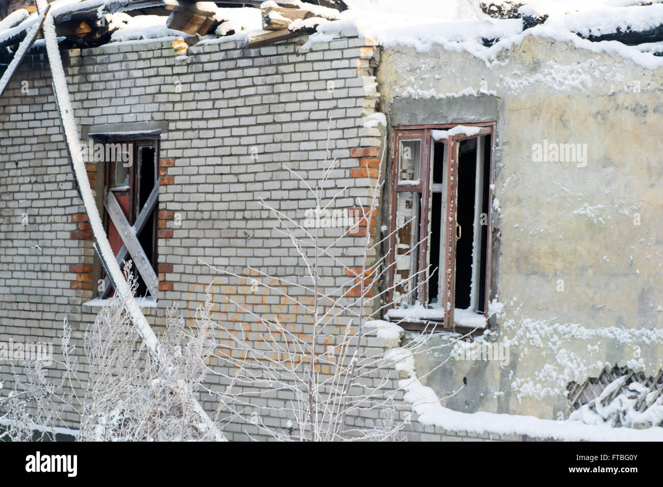 Destroyed building war snow hi-res stock photography and images - Alamy