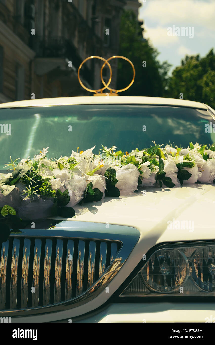 White wedding limousine decorated with flowers Stock Photo - Alamy