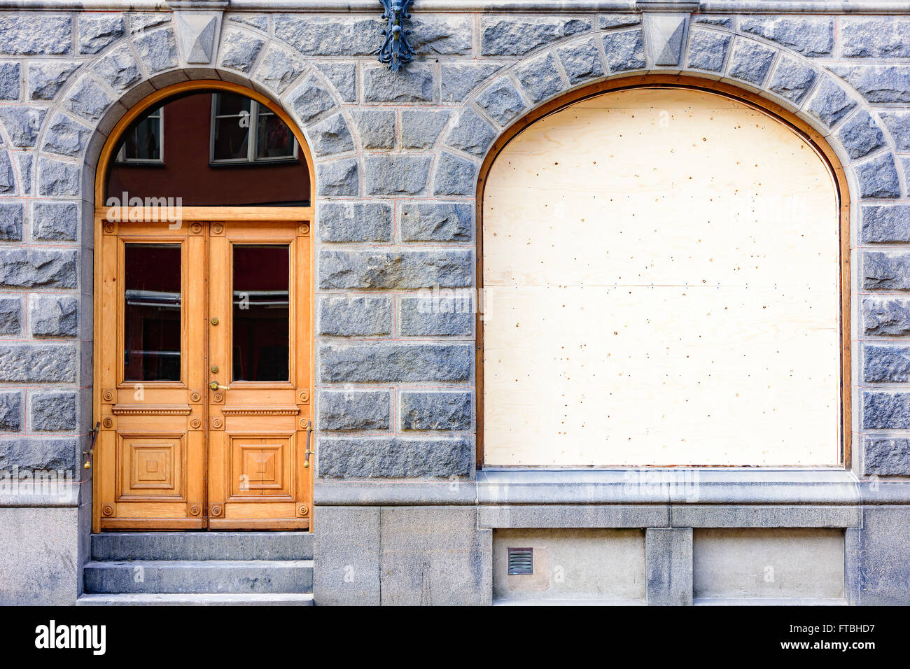 Old abandoned storefront hi-res stock photography and images - Alamy