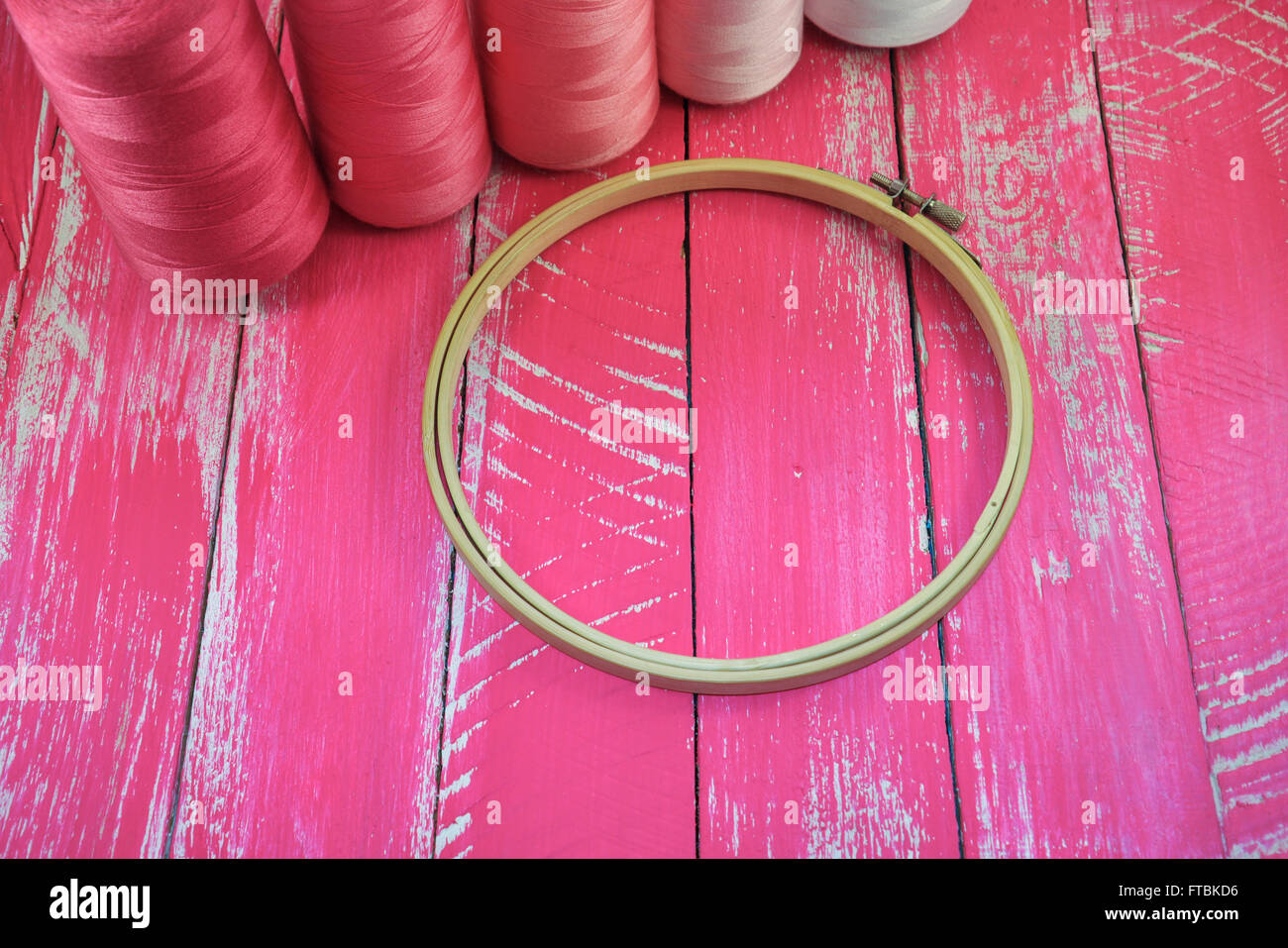 Retro wooden sewing spools hi-res stock photography and images - Alamy