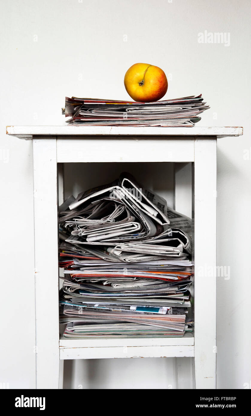 Newspapers on table hi-res stock photography and images - Alamy