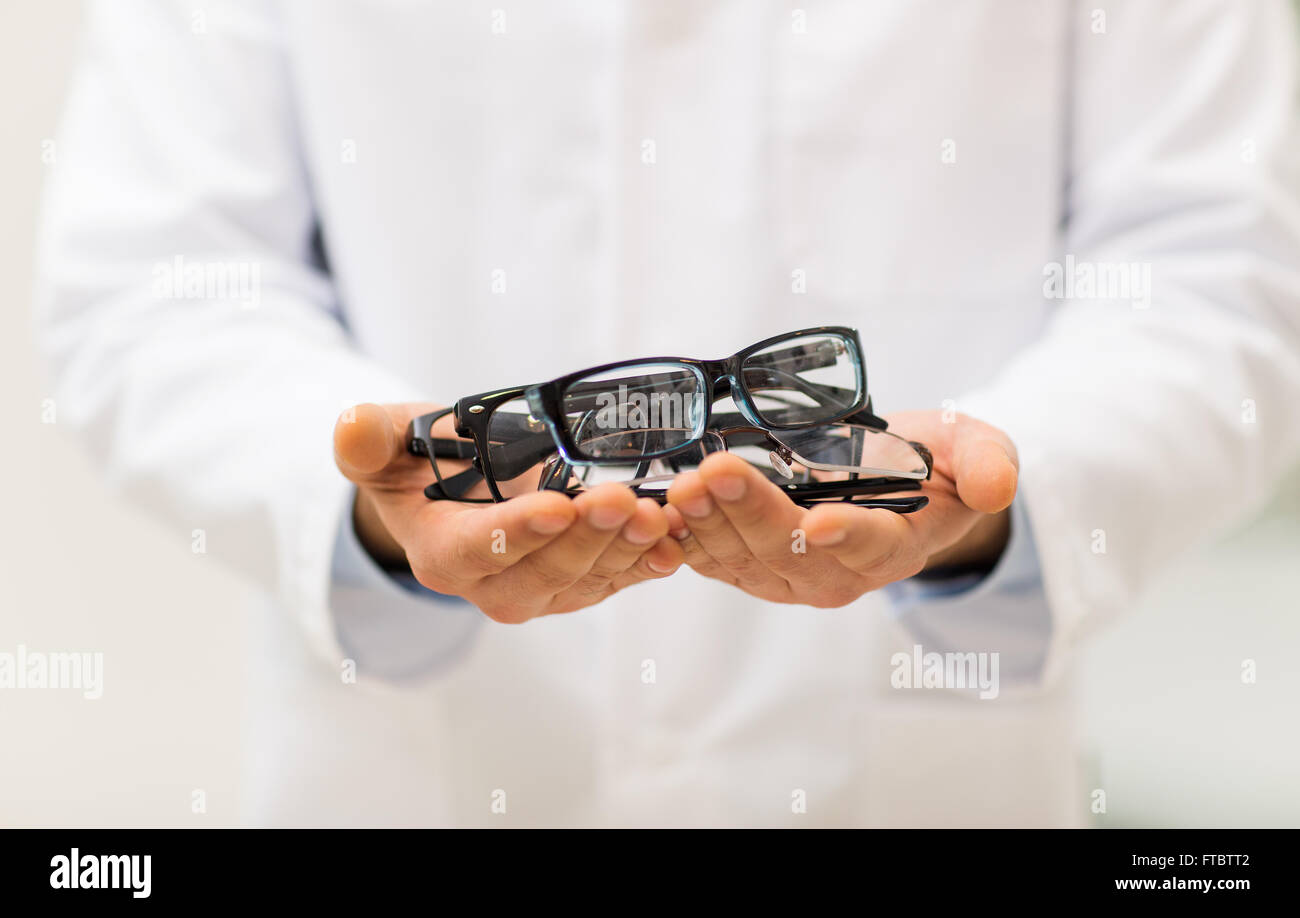 Optician worker hi-res stock photography and images - Alamy