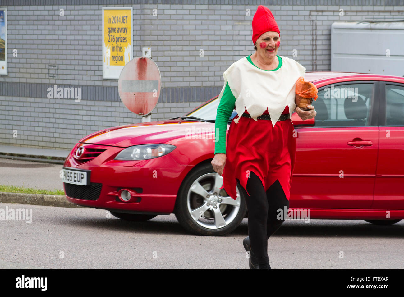 Dwarf woman hi-res stock photography and images - Alamy