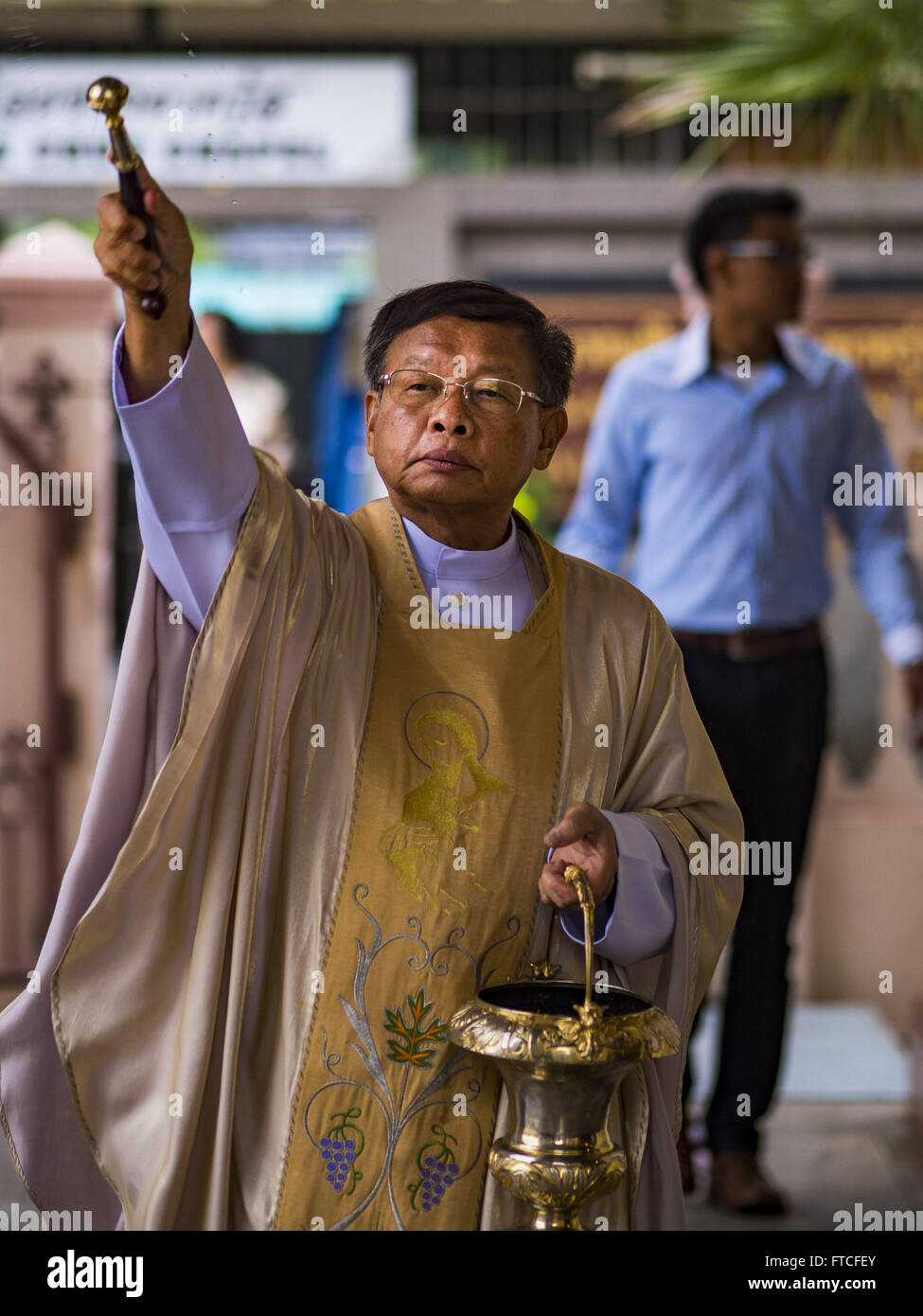 Catholic priest sprinkles holy water hi-res stock photography and ...