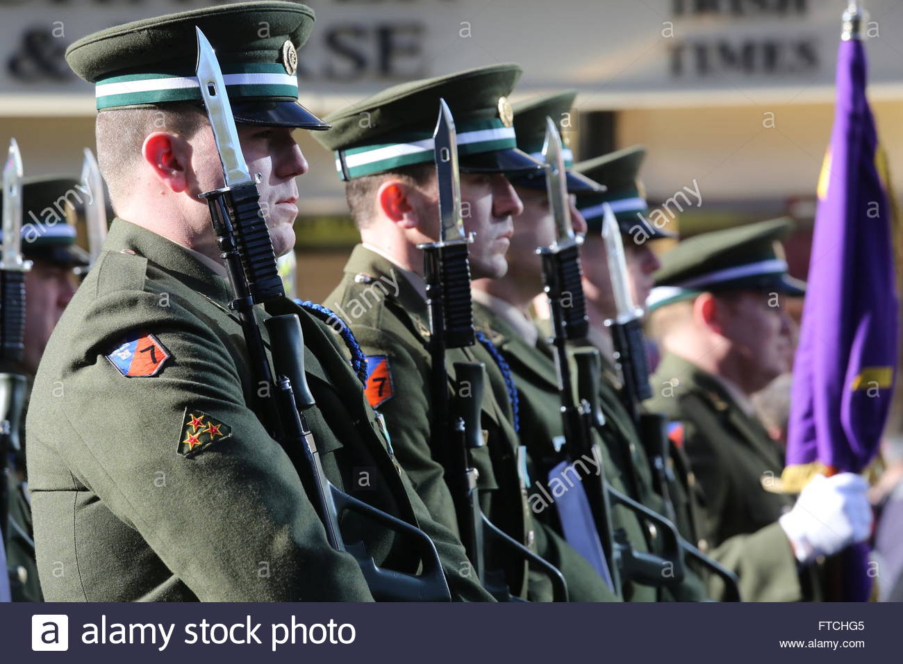 Irish soldiers in green uniforms hi-res stock photography and images ...
