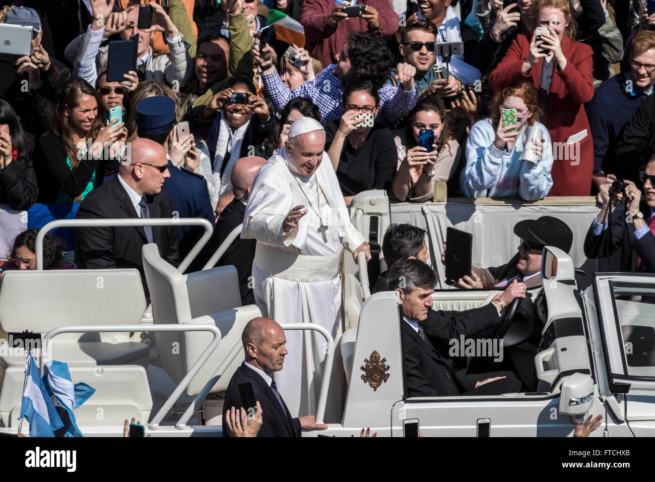 Vatican City, Vatican. 27th Mar, 2016. Pope Francis greets the faithful ...