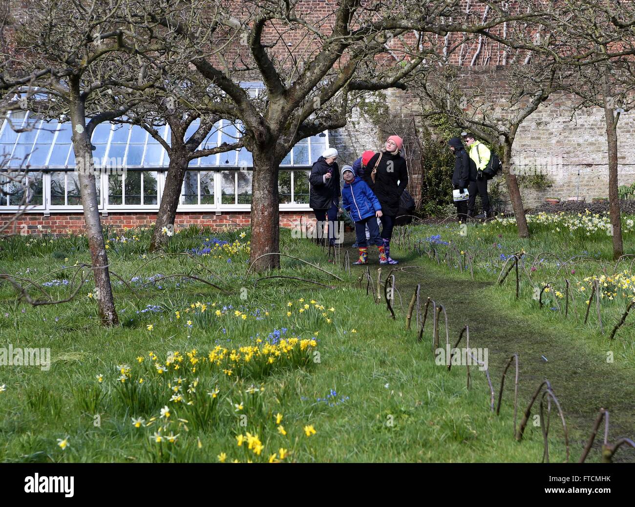 Children easter egg hunt uk hi-res stock photography and images - Alamy
