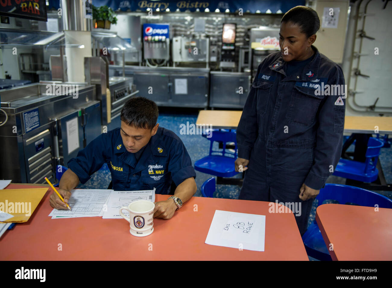 U s navy chief electricians mate hi-res stock photography and images ...