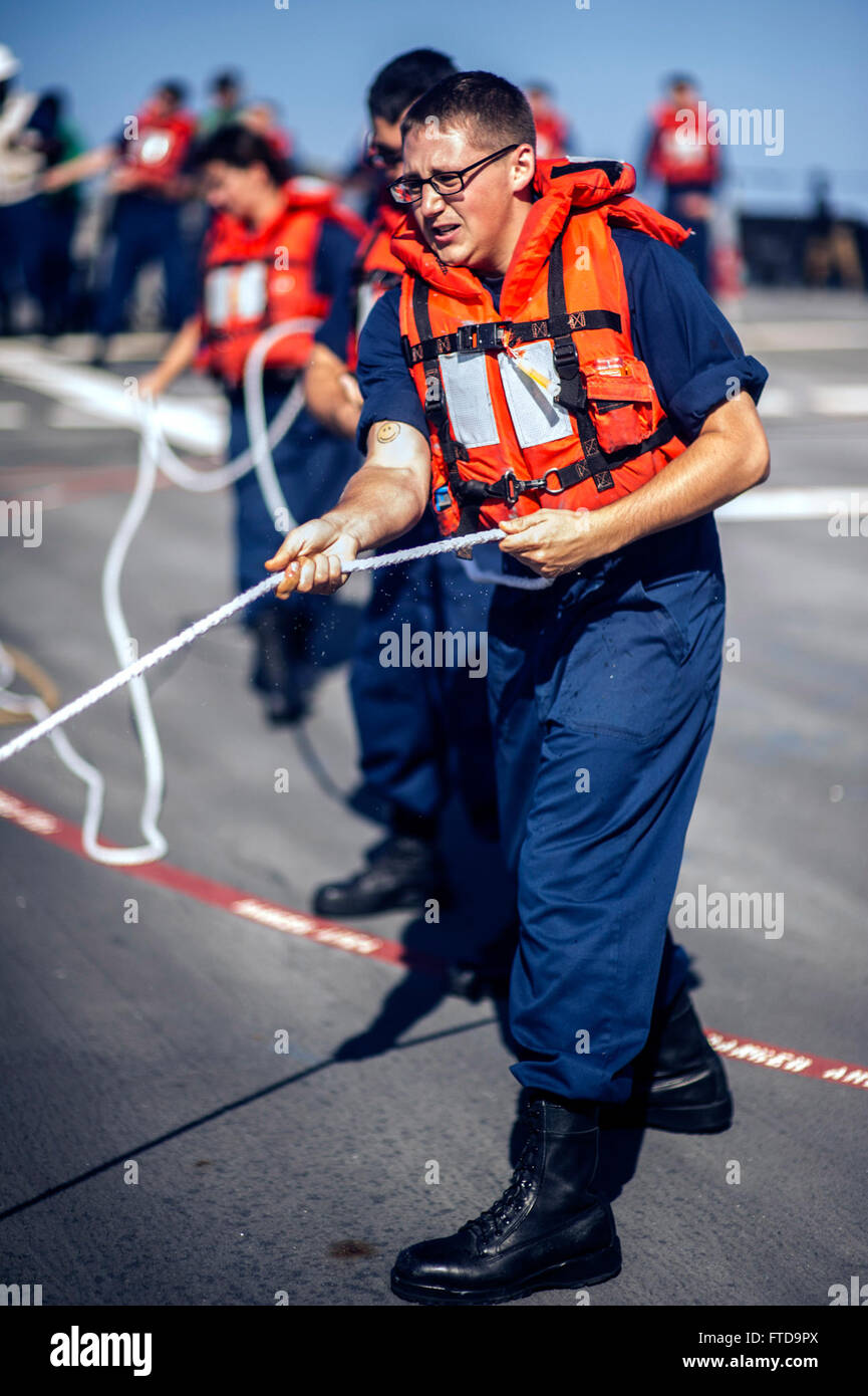 Sonar technician surface 1st class hi-res stock photography and images ...
