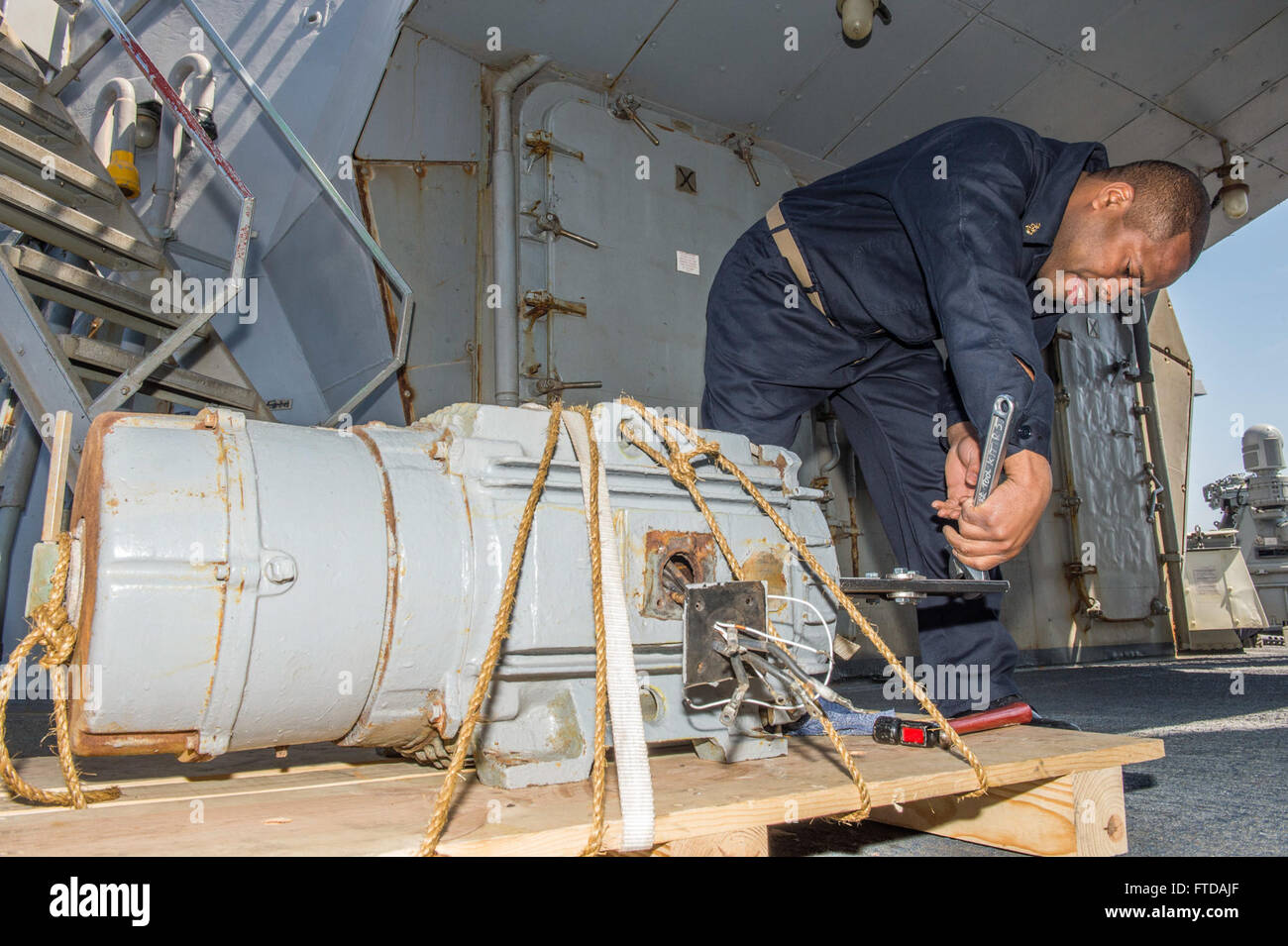 U s navy chief electricians mate hi-res stock photography and images ...
