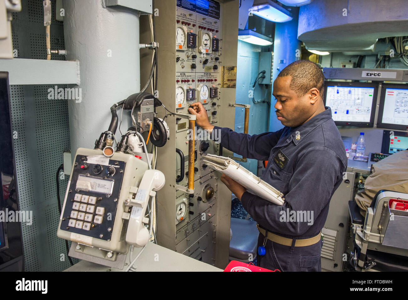 U s navy chief electricians mate hi-res stock photography and images ...