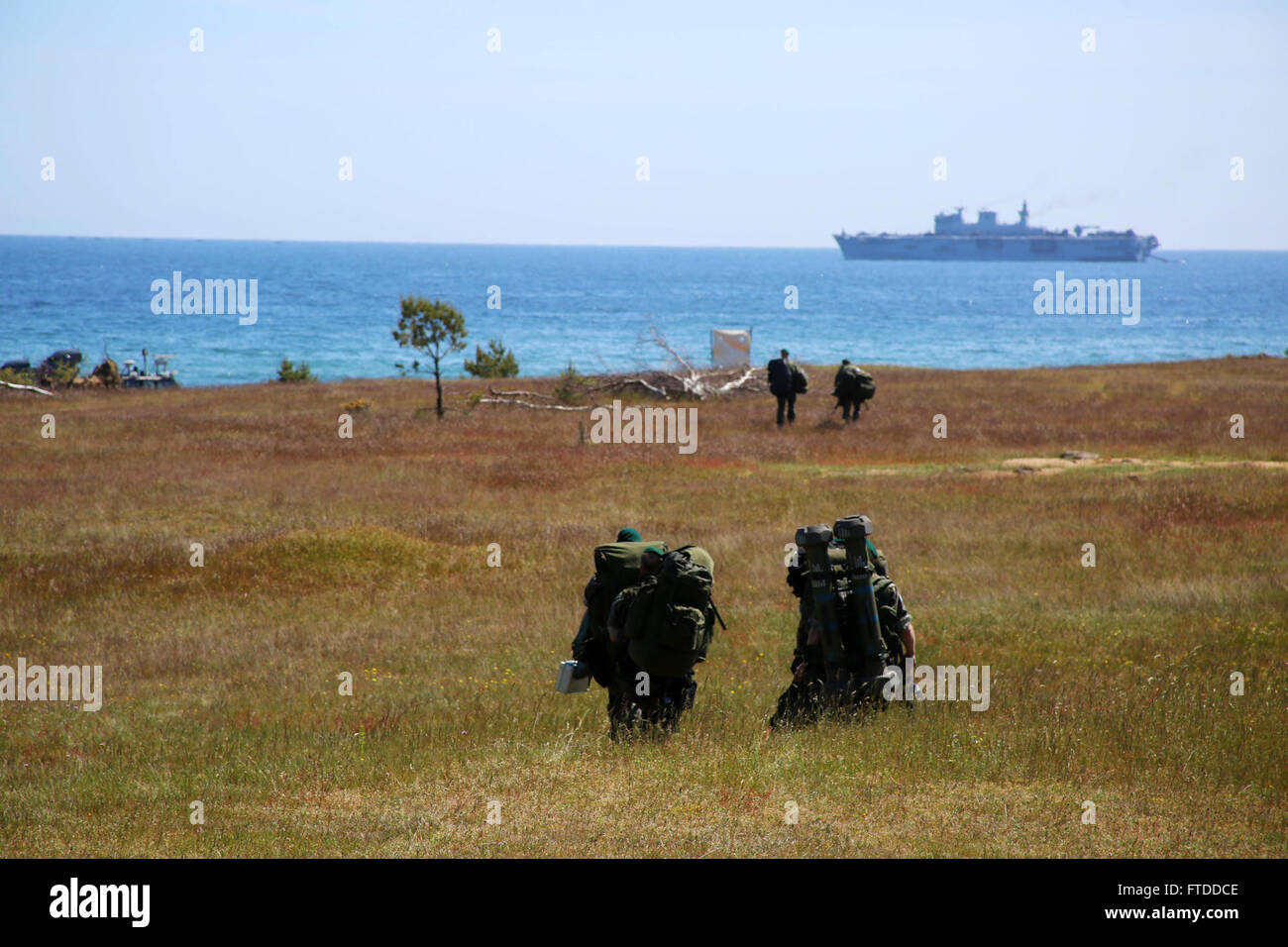 Landing craft vehicle personnel hi-res stock photography and images - Alamy