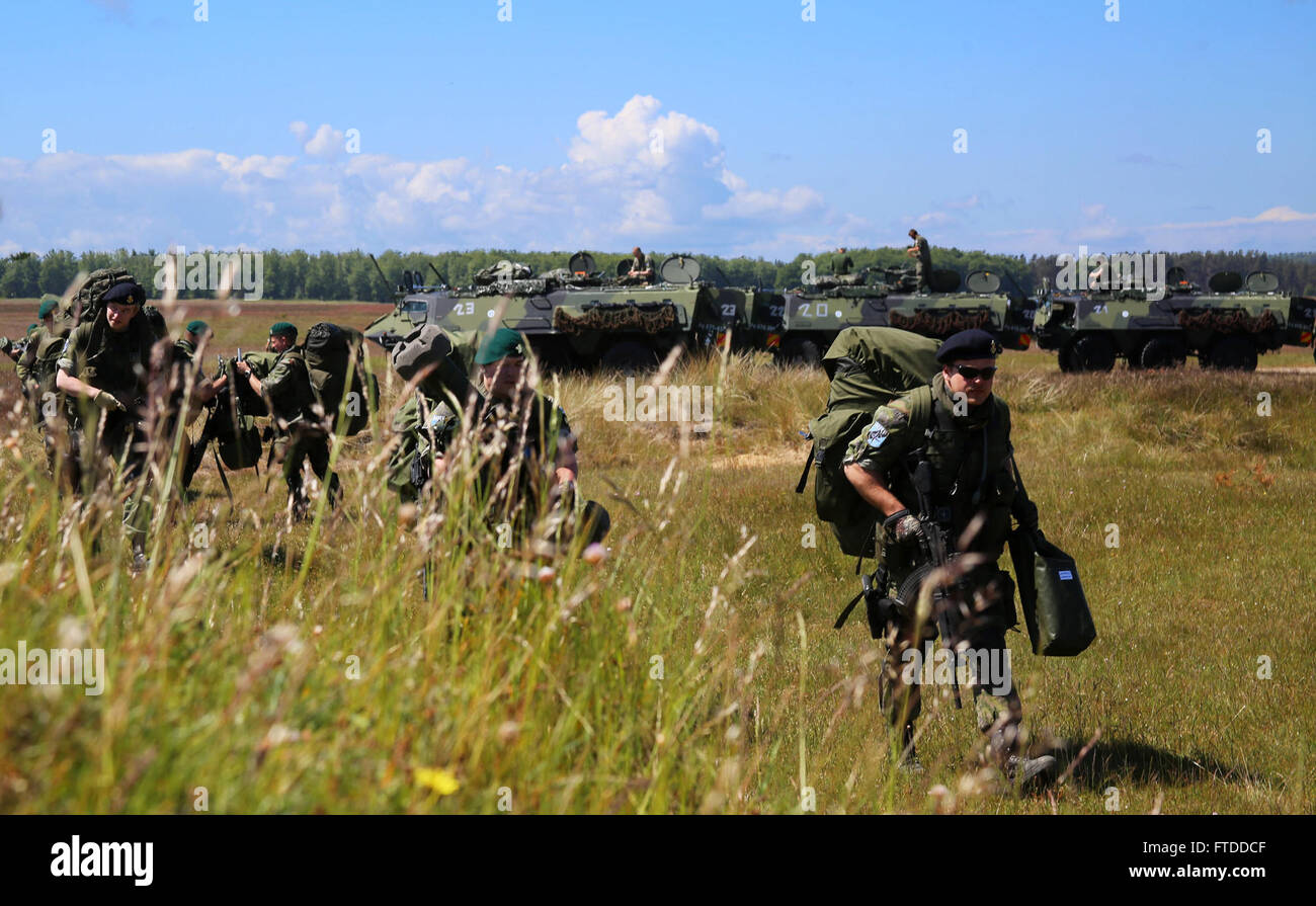 Landing craft vehicle personnel hi-res stock photography and images - Alamy