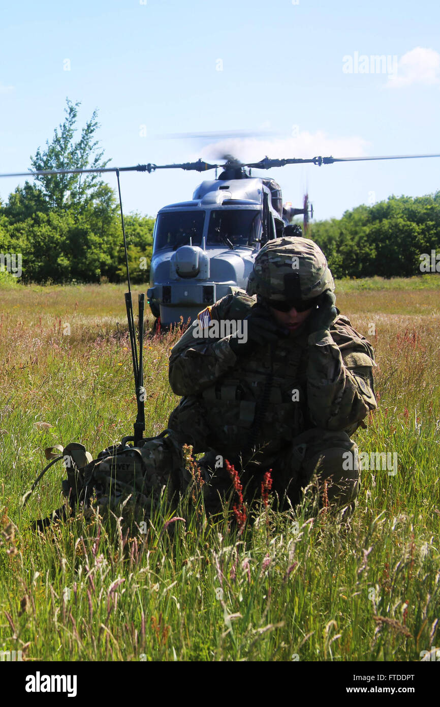 British paratroopers helicopter hi-res stock photography and images - Alamy