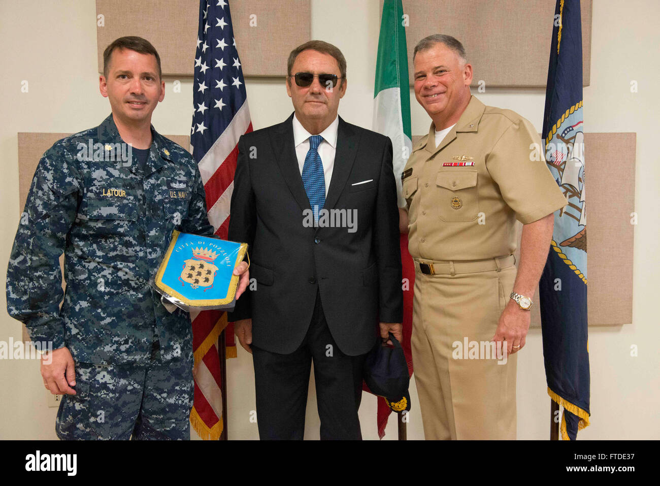 Right u s navy lt cmdr hi-res stock photography and images - Alamy