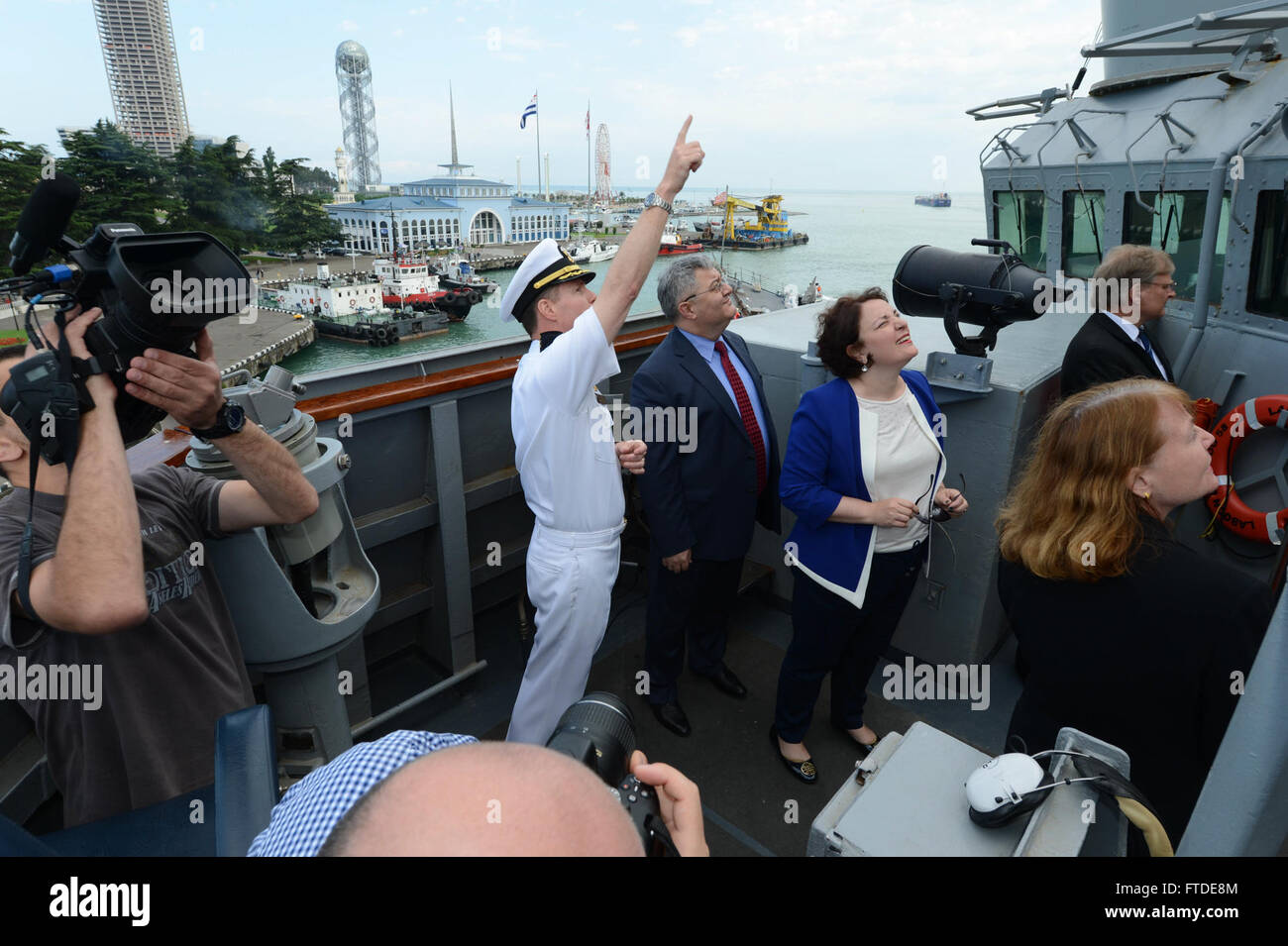 Destroyer ddg mast hi-res stock photography and images - Alamy