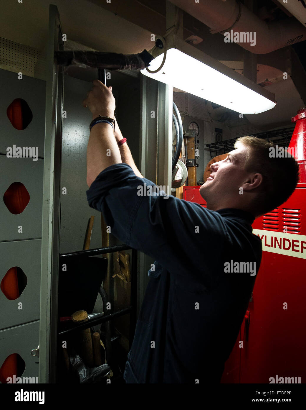 Army overhaul hi-res stock photography and images - Alamy