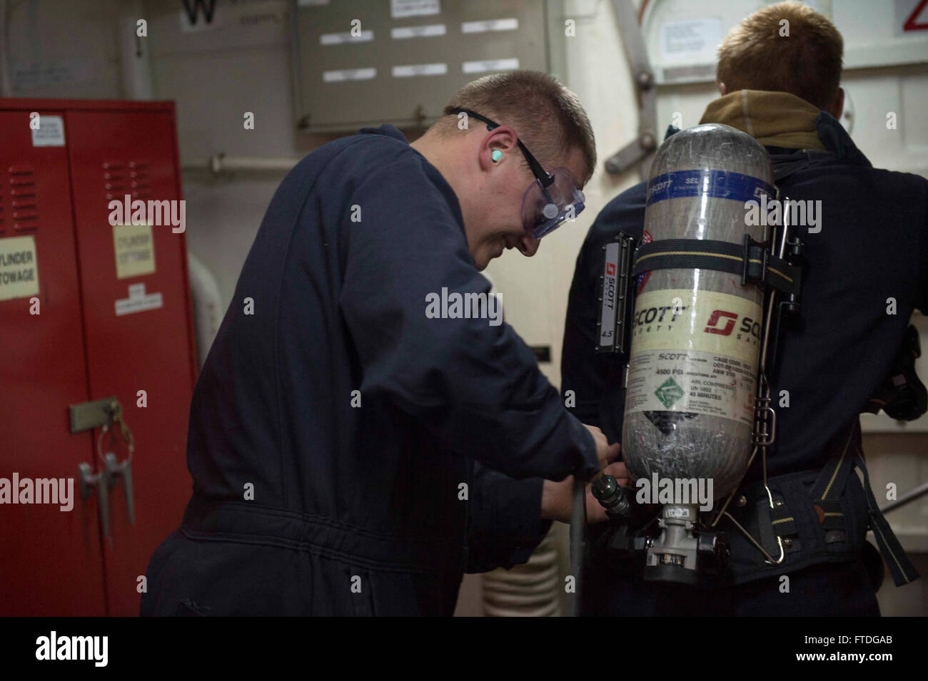 U s navy damage control fireman hi-res stock photography and images - Alamy