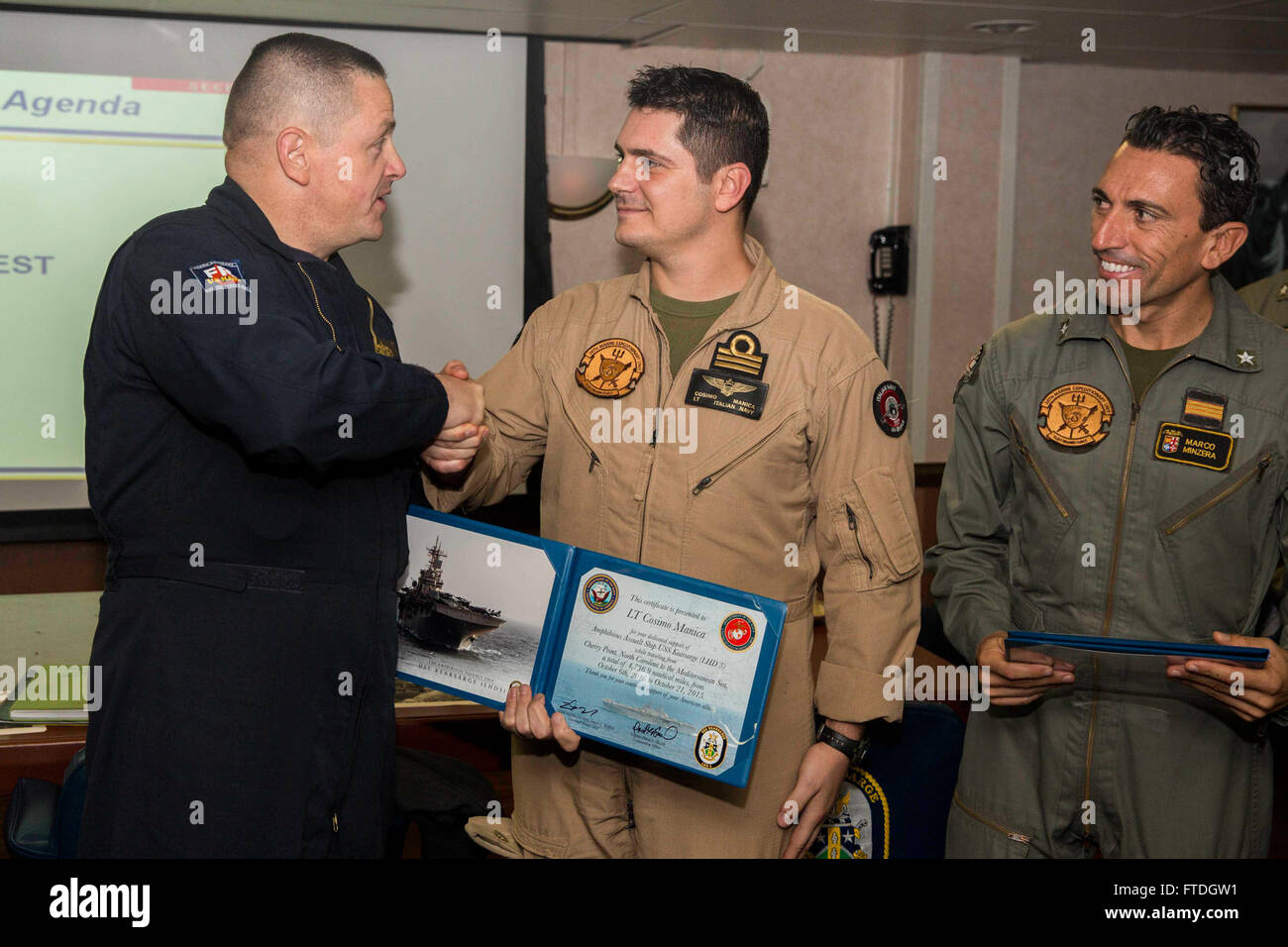 Mediterranean sea usa uss kearsarge lhd 3 hi-res stock photography and ...