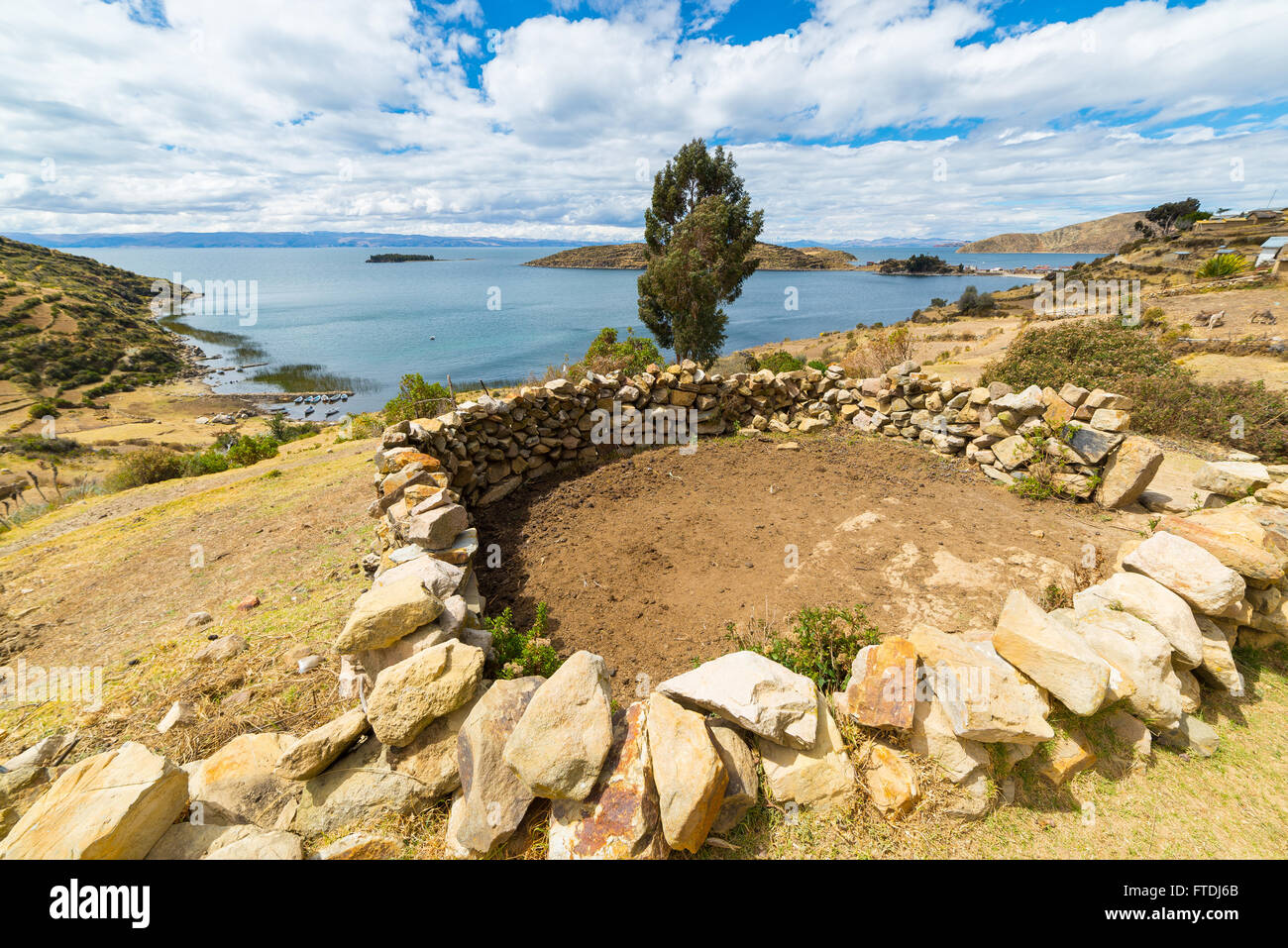 Quinoa fields and majestic rural landscape on Island of the Sun ...