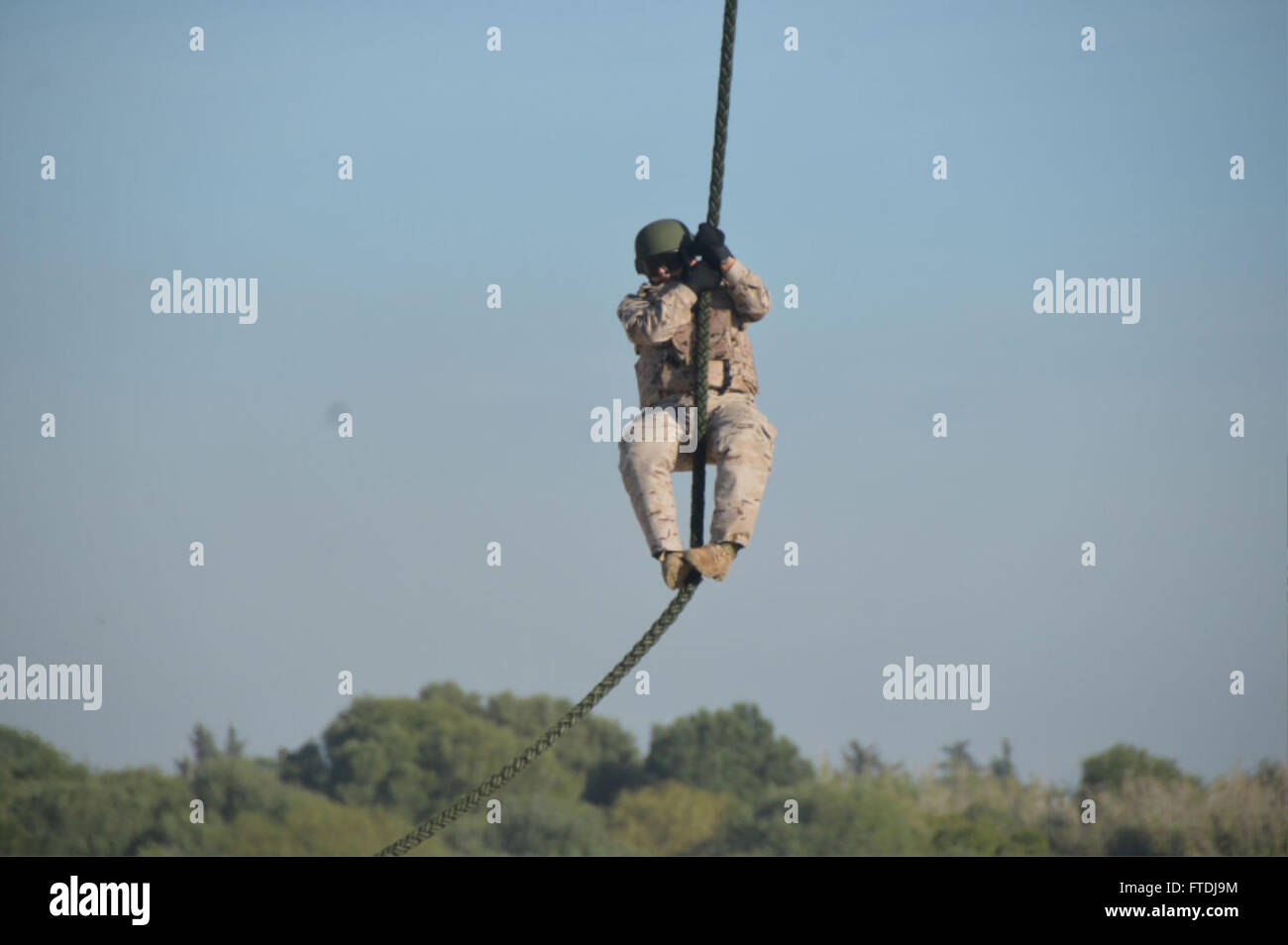 Helicopter rope suspension techniques hi-res stock photography and ...