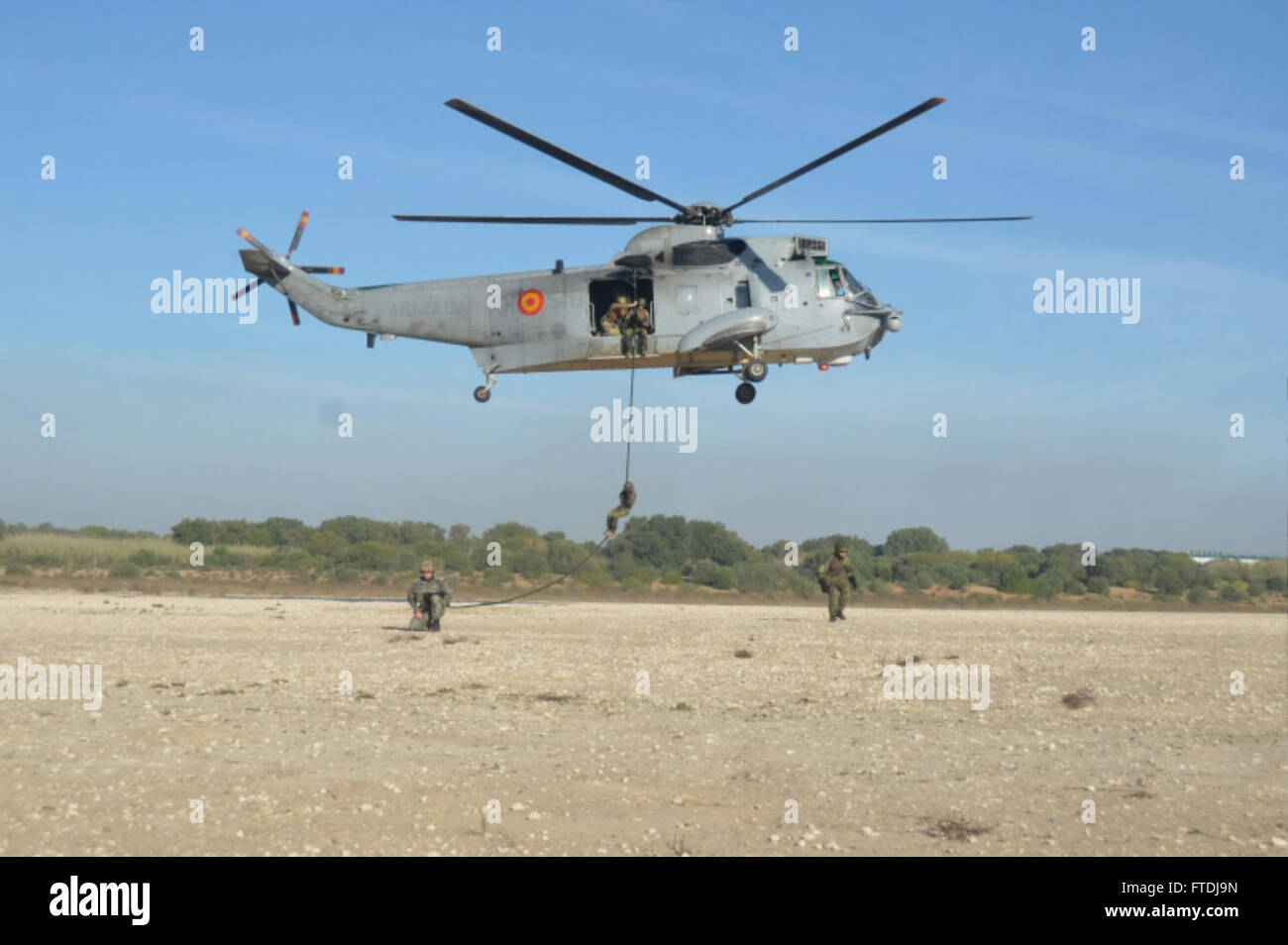 Helicopter rope suspension techniques hi-res stock photography and ...