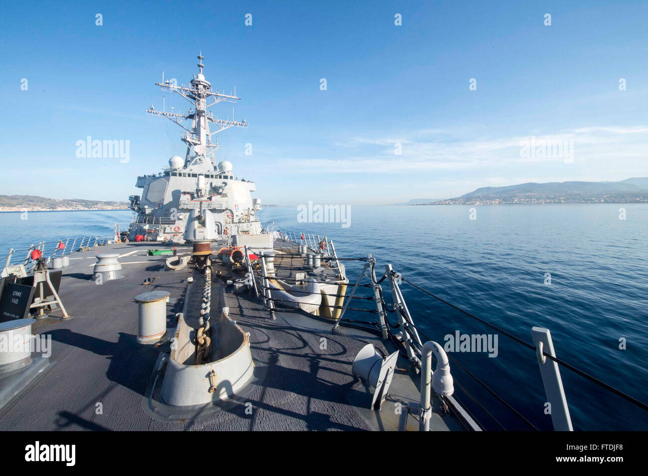 USS Ramage (DDG 61), a guided-missile destroyer, transits the Strait of ...