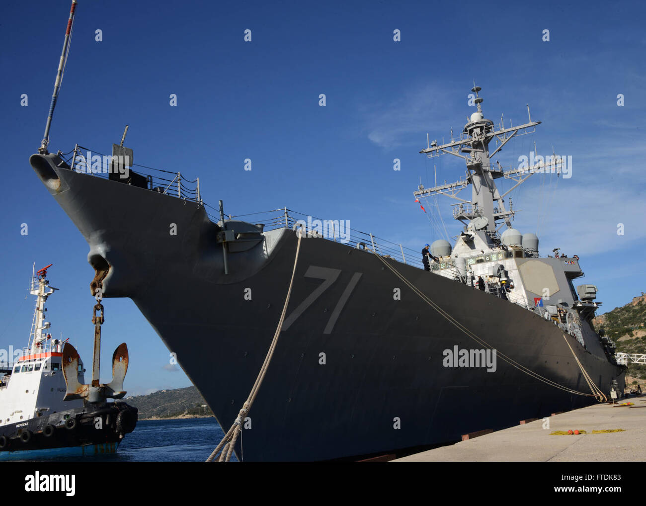 The USS Ross (DDG 71), an Arleigh Burke-class guided-missile destroyer ...