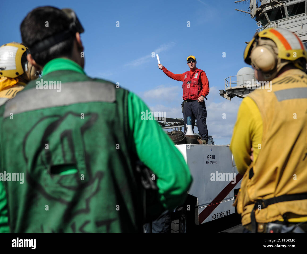 Aviation Boatwain's Mate 1st Class Matthew Beilke briefs personnel on ...